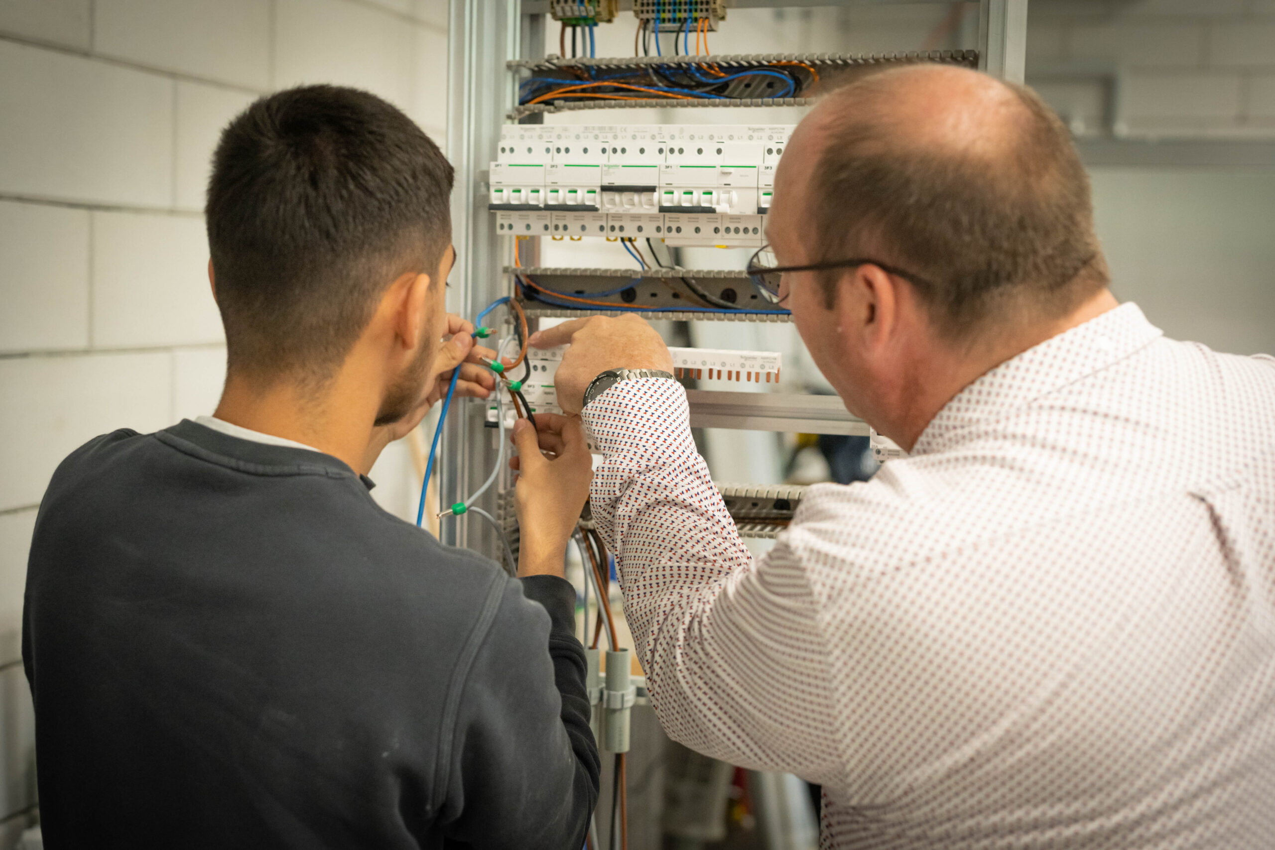 Les électriciens face aux défis de la formation - upcf.ch